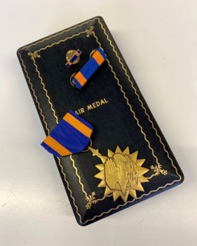 GENUINE USAF Air Medal. with Ribbon Bar and pin in WWII Case